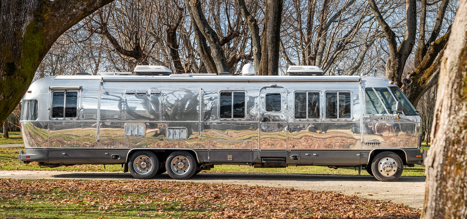 A New York Architecture Duo Creates a Fresh and Functional Airstream ...